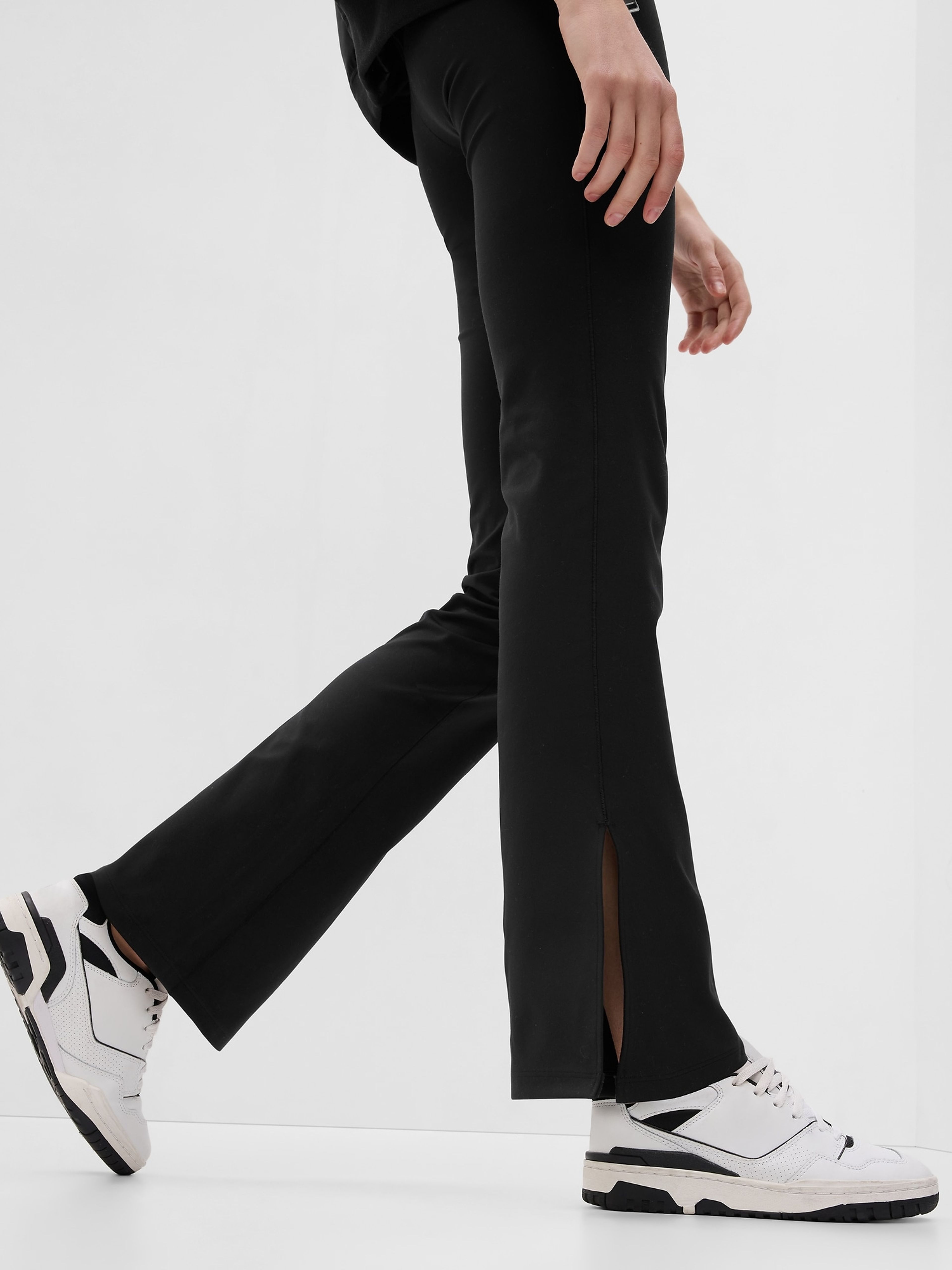 Sportowe spodnie GapFit flare | GAP.pl Sportowe spodnie GapFit flare | GAP.pl